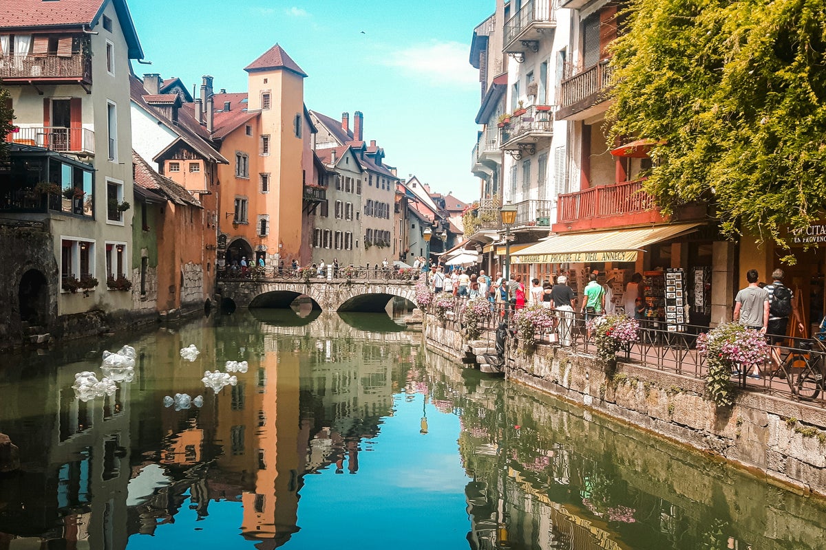 Helen Coffey - Journalist Profile - Intelligent Relations