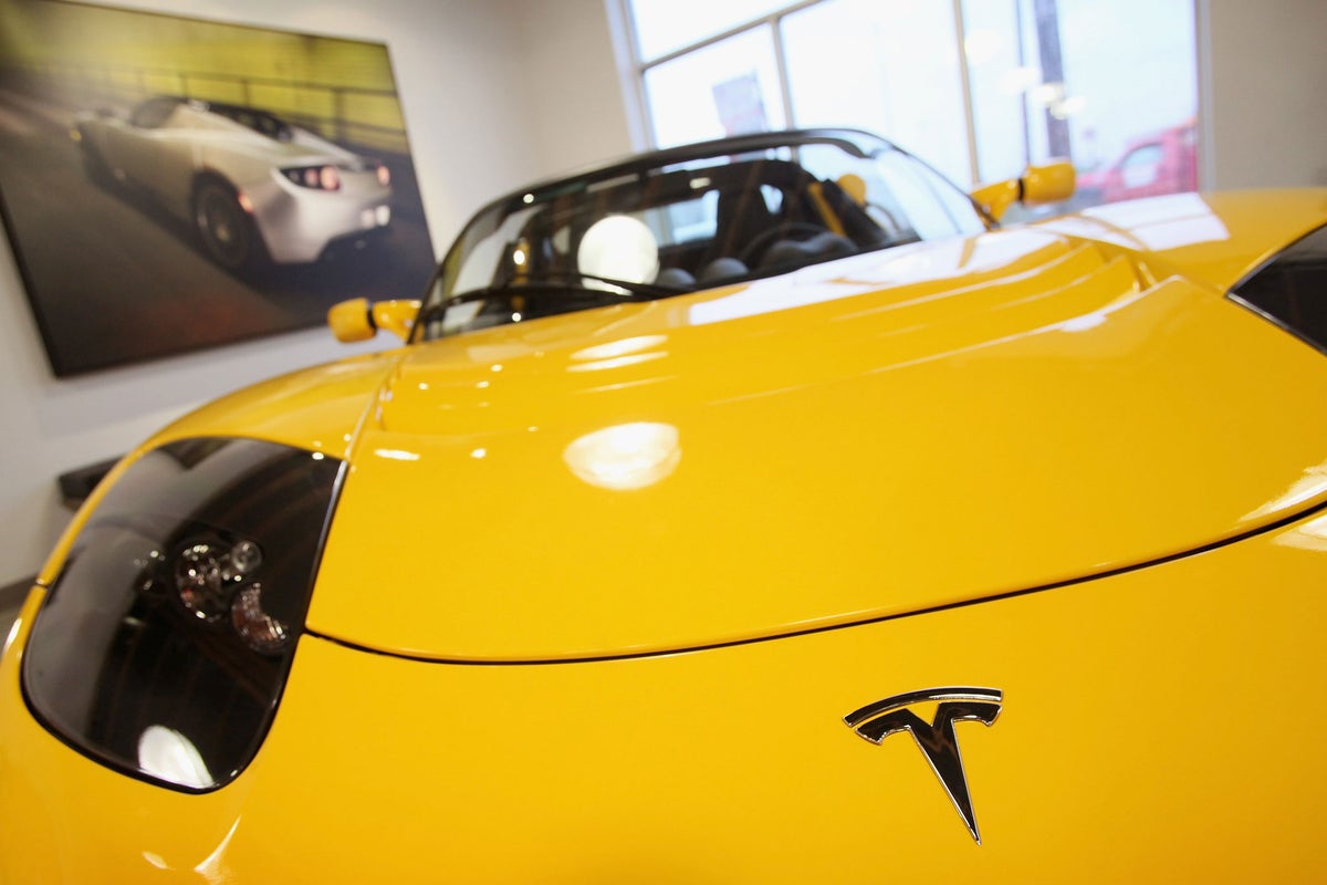 Tesla unveils new Roadster, giving sporty electric car new huge range ...